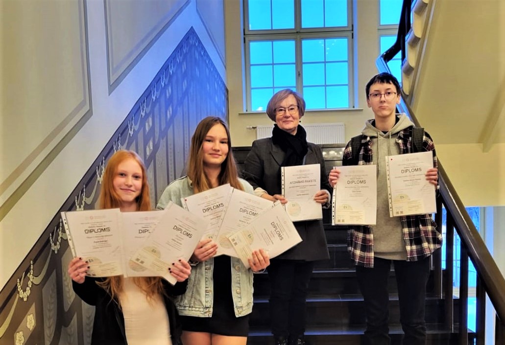 Vizuālās mākslas konkurss "Ziedonis.Pasaule.Es" - Rīgas 1.Kristīgā ...